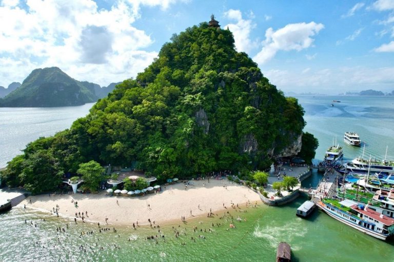 The Beauty of Traditional Junk in Halong Bay - Bai Tho Junks - Best ...
