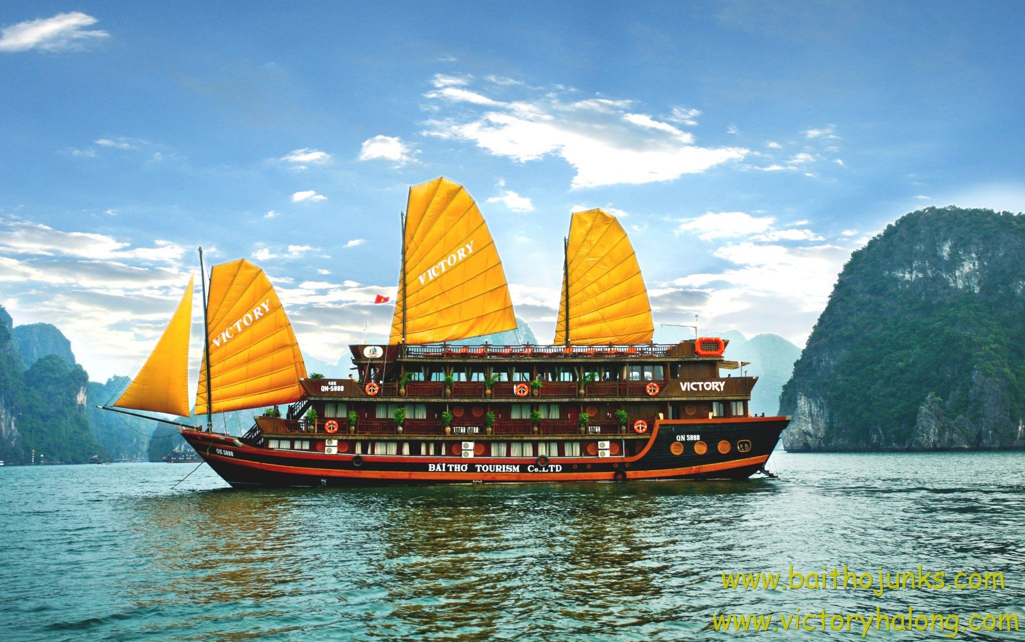 The Beauty of Traditional Junk in Halong Bay - Bai Tho Junks - Best ...